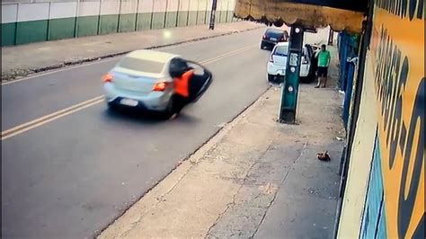 Imagens De C Mera De Seguran A Mostram Idosa Ser Arrastada Por Carro De