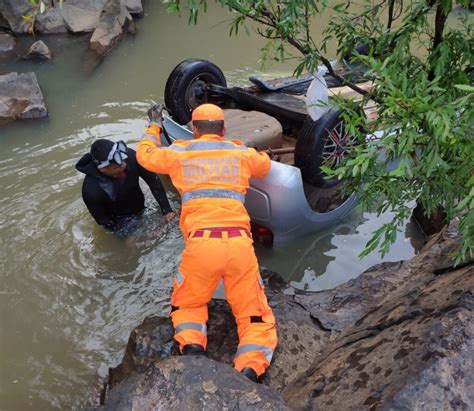 Carro sai da pista capota e cai dentro de rio em Itaúna