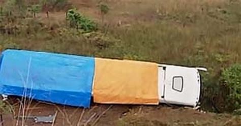 G1 Ônibus cai em ribanceira e dois ficam feridos na BR 365 em MG
