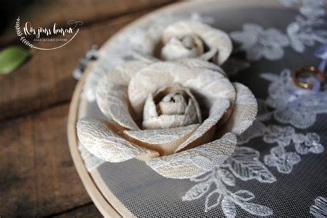 Porte alliance en dentelle dans un tambour à broder pour un Etsy