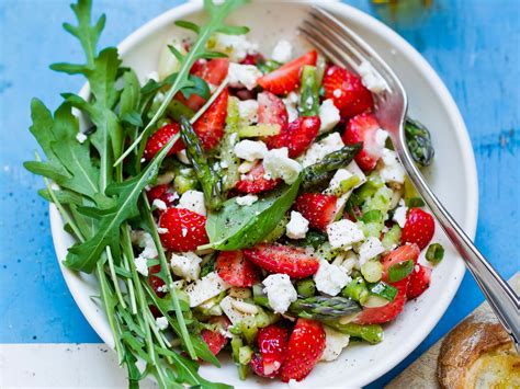 Erdbeer Spargel Salat Mit Feta Und Pinienkernen Rezept EAT SMARTER
