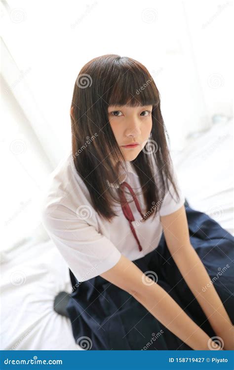 Portrait Dune écolière Japonaise Assise Dans Une Chambre Blanche Image Stock Image Du