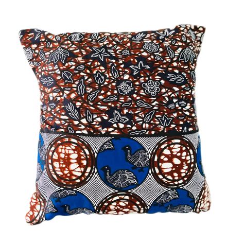 Cojín con estampado azul y carmelita Supermarket 23 es una Tienda