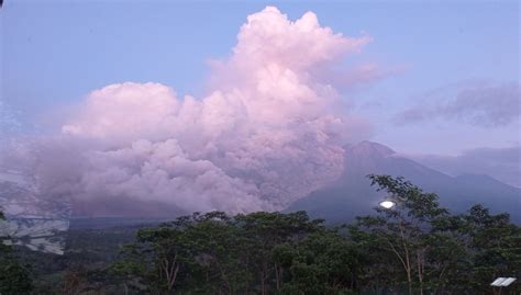 Gunung Semeru Erupsi Lontarkan Kolom Abu Setinggi 1500 Meter Suara