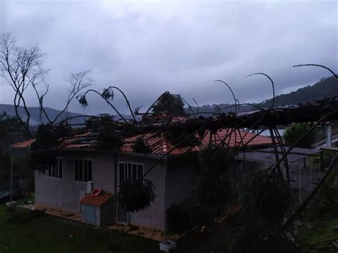 VÍDEO Passagem de ciclone extratropical causa estragos em cidades do