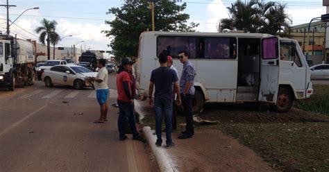 G1 Micro ônibus fura sinal vermelho bate em carro e quase cai em