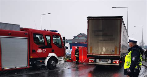 Makabryczny wypadek Tir ciągnął kobietę przez 1 5 km Motoryzacja w