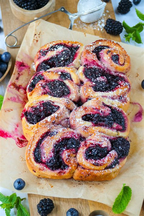 Brioche sans beurre ni sucre raffiné roulée aux mûres et aux myrtilles