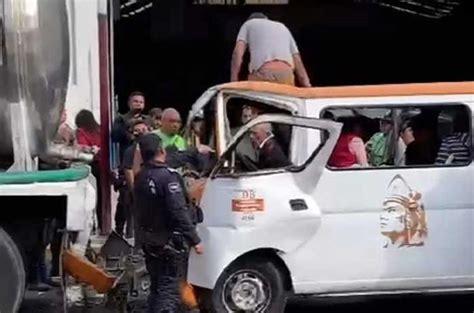 Video Chofer de combi queda prensado tras chocar contra un tráiler en