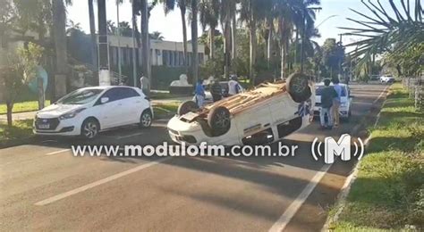 Motorista Passa Mal Bate Em Carros Estacionados E Capota M Dulo Fm