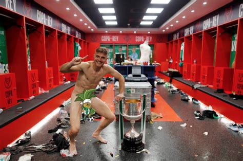 Foto de Joaquín Desnudo con la Copa en el Vestuario de la Cartuja