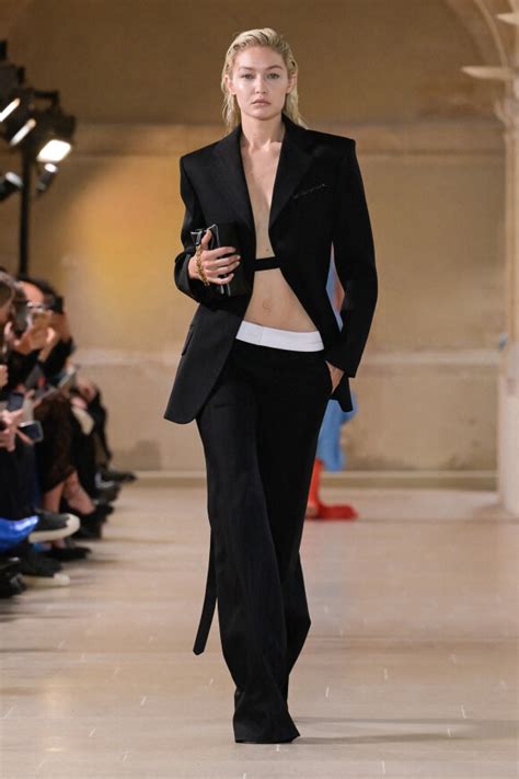 Photo Gigi Hadid défile lors du défilé Victoria Beckham Collection
