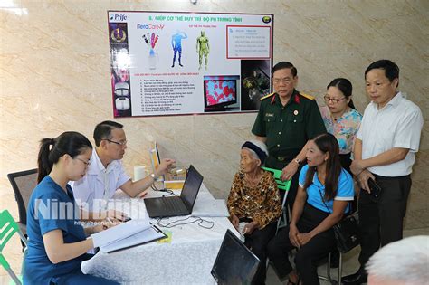 Khám bệnh phát thuốc miễn phí và tặng quà cho người có công với cách