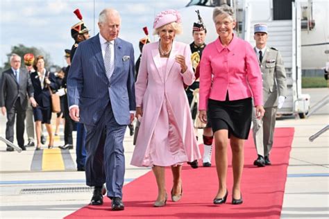Camilla Une Reine En Rose En France Son Look D Crypt Un Sac Main