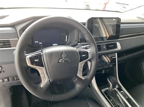 Mitsubishi Xpander Cross 2023 giá từ 698 triệu đồng hàng loạt cải tiến