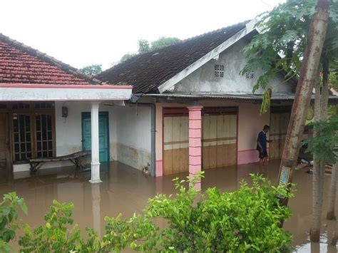 Banjir Bandang Terjang Madiun Ratusan Warga Mengungsi Okezone News