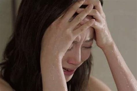 Giận chồng nên xách đồ qua nhà bạn thân ngủ đêm khuya giật mình tỉnh