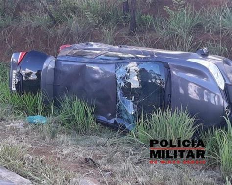 Carro 4 pessoas capota na MGC 354 após condutora bater em caminhão