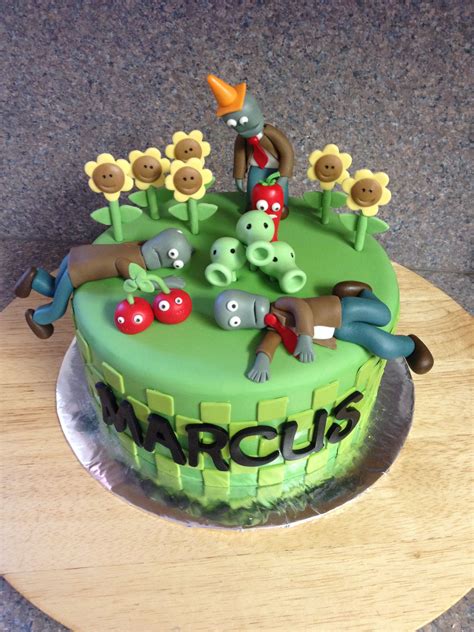 Plants vs Zombies cake Más Zombie Birthday Cakes 9th Birthday Cake