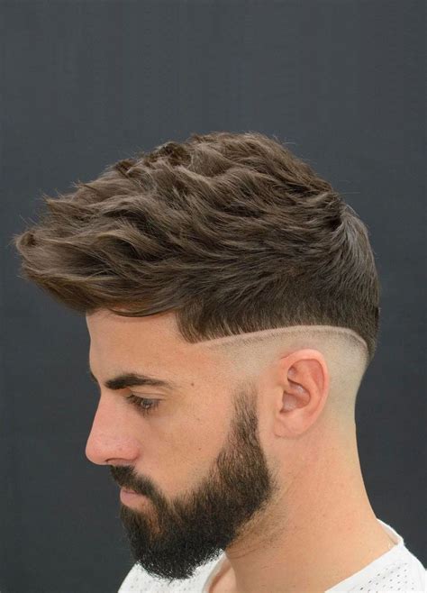 O faux hawk risca de navalha dividindo o degradê nas laterais é uma