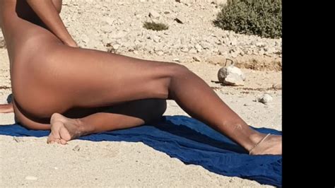 Exhibitionistische Freundin Nimmt Cumshot Von Voyeur Am FKK Strand