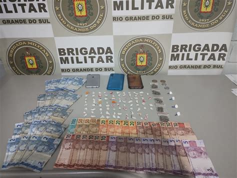 Jovem é preso e adolescentes são apreendidos por tráfico de drogas em