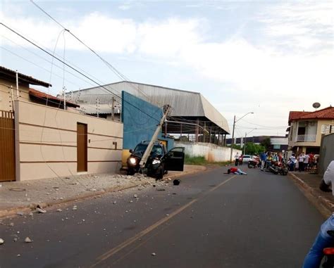 Motorista De Caminhonete Tenta Desviar De Suspeito De Roubo E Acaba