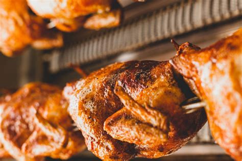 Rôtissoire Comment attacher un poulet sur la broche Matériel Horeca