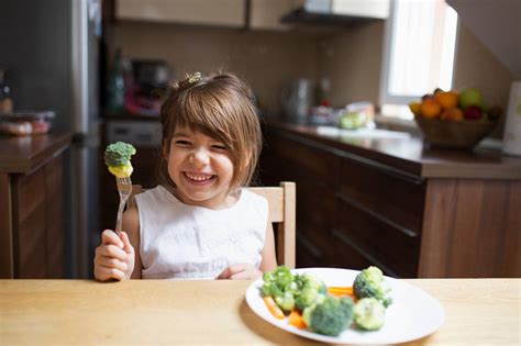 Por qué mi hijo no quiere comer Causas soluciones y mitos