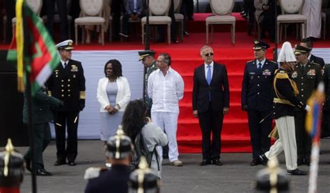 Fuertes Cr Ticas A Petro Por Llegar Tarde Al Desfile Del De Julio E