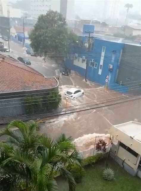 Chuva alaga ruas e enxurrada arrasta veículos em Bauru Leia Notícias