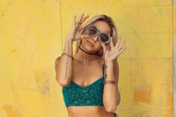 102 Frases para foto sozinha 2023 Sua legenda perfeita está aqui