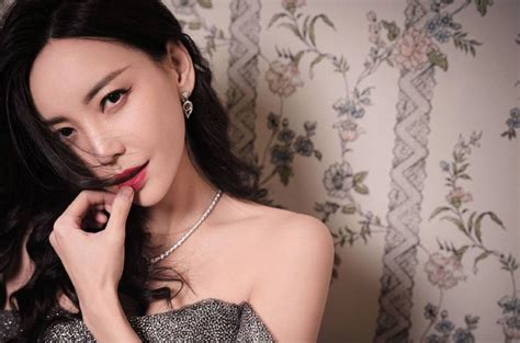 于文文穿高开叉长裙秀纤细美腿露出白皙香肩性感妩媚 爱读书
