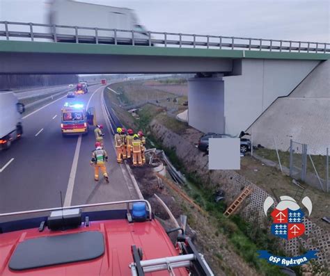 Tragiczny wypadek na S5 pod Lesznem Samochód wypadł z drogi i uderzył