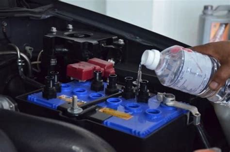 7 Cara Mengatasi Aki Mobil Soak Sendiri Dengan Mudah