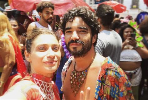 Casada Caio Blat Luisa Arraes troca beijos filho de Cássia