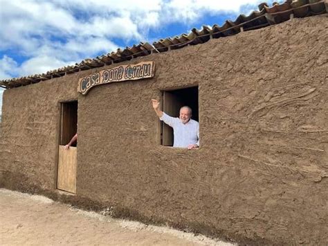 Lula Visita R Plica Da Casa Onde Nasceu E Viveu At Os Anos Em