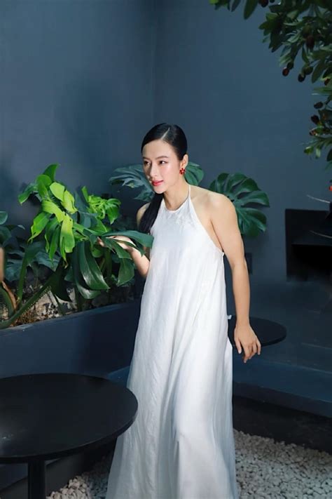 Angela Phương Trinh diện váy yếm khoe bờ vai rắn chắc và cơ tay cuồn cuộn