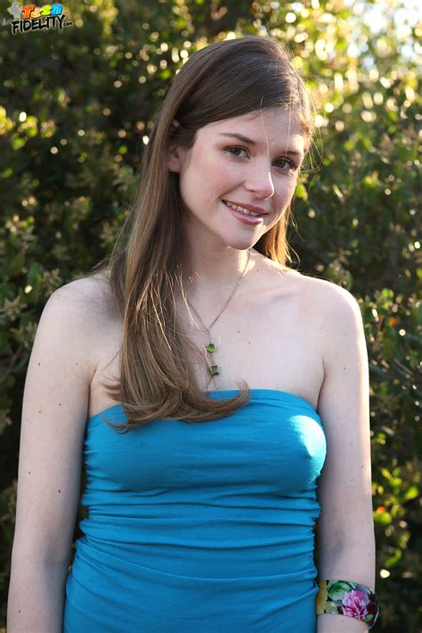 Lara Brookes Facials Lara Brookes Bangbroos Brunette Third Gender R Hub