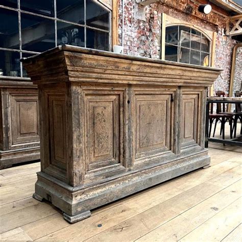 Oak bar counter with stripped back bar Matériaux Authentiques