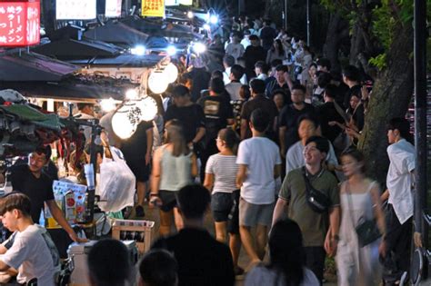 観光客らでにぎわう福岡市の屋台8月29日撮影穴井友梨 福岡市の屋台観光資源化で再生 基本条例10年行列に寂しさ感じる地元客