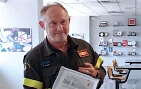 Vigili Del Fuoco In Pensione Dopo 28 Anni Il Capo Reparto Roberto
