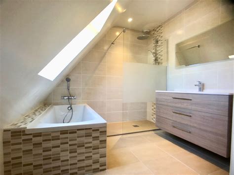 Rénovation de salle de bains sous pente avec douche et baignoire