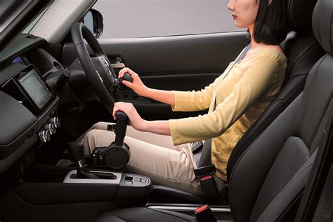 足が不自由でもクルマは楽しめる 知られざる手で運転できる装置の充実っぷり AUTO MESSE WEBオートメッセウェブ