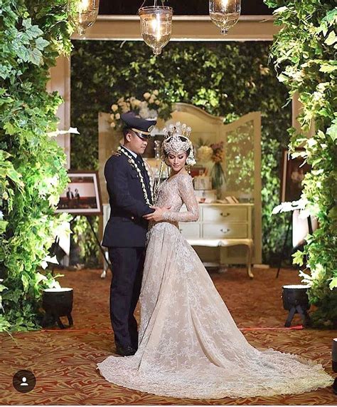 15 Referensi Kebaya Adat Sunda Mewah Bak Wanita Aristokrat