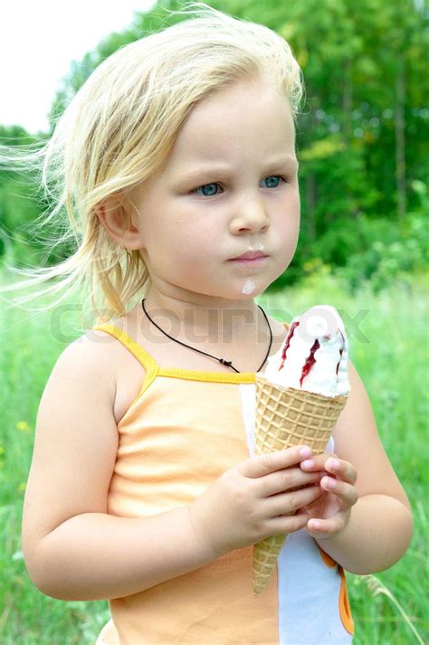Mädchen essen Eis Stock Bild Colourbox