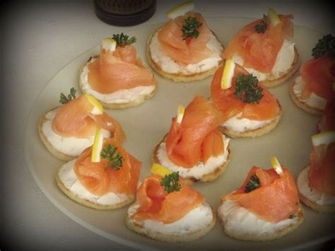 Toasts Au Saumon Fum Sur Lit De Fromage Frais Feuilles De Chou