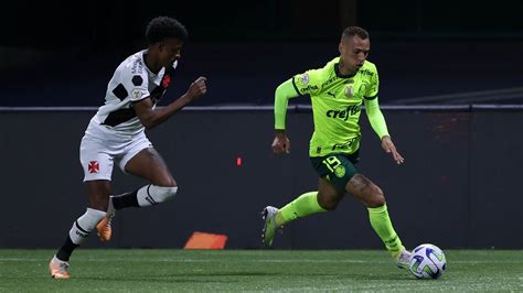 O Jogador Breno Lopes Da SE Palmeiras Disputa Bola O Jogador Do