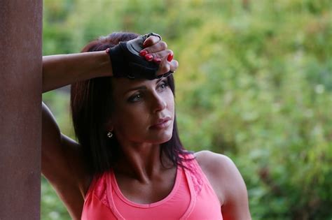 Mujer Haciendo Deporte Al Aire Libre Foto Gratis