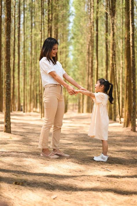 Feliz Madre Familiar E Hija Disfrutando Juntos Del Bosque Imagen De